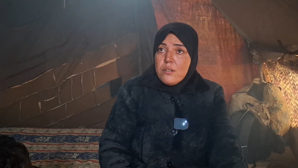 "لم يتبق إلا أن يبتلعنا البحر"، نازحو غزة في مواجهة البرد والأمطار وأمواج البحر | أخبار الأمم ...